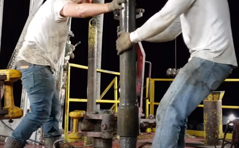 Drilling Rig Floorhand: A Day in the Life - Drilling Manual