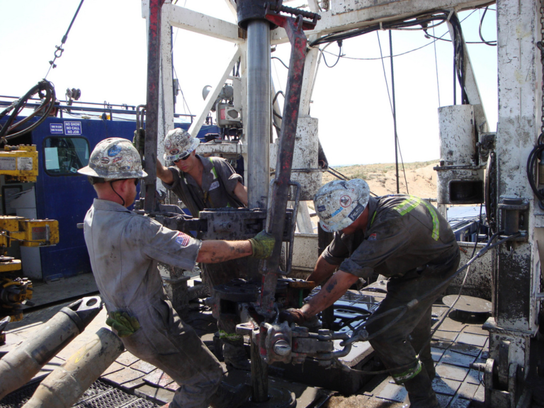 Drilling Rig Floorhand: A Day in the Life - Drilling Manual